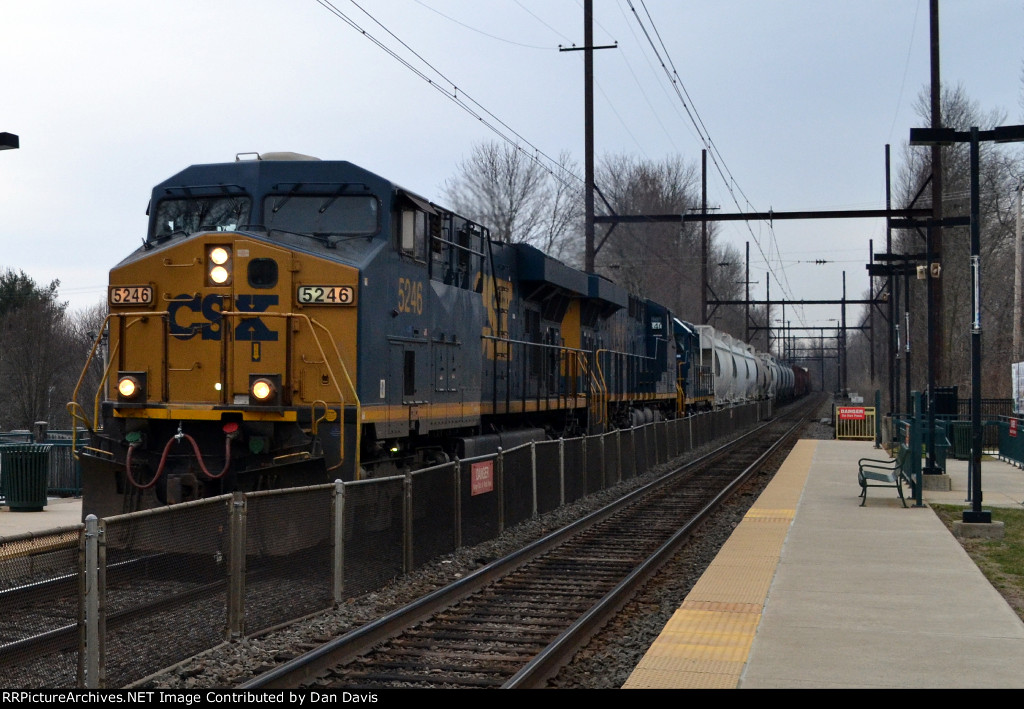 CSX ES40DC 5246 leads Q439-17